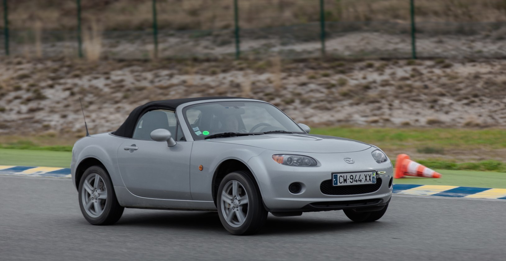 Mazda MX-5 2005 Roadster 160 Hp Features And Specs