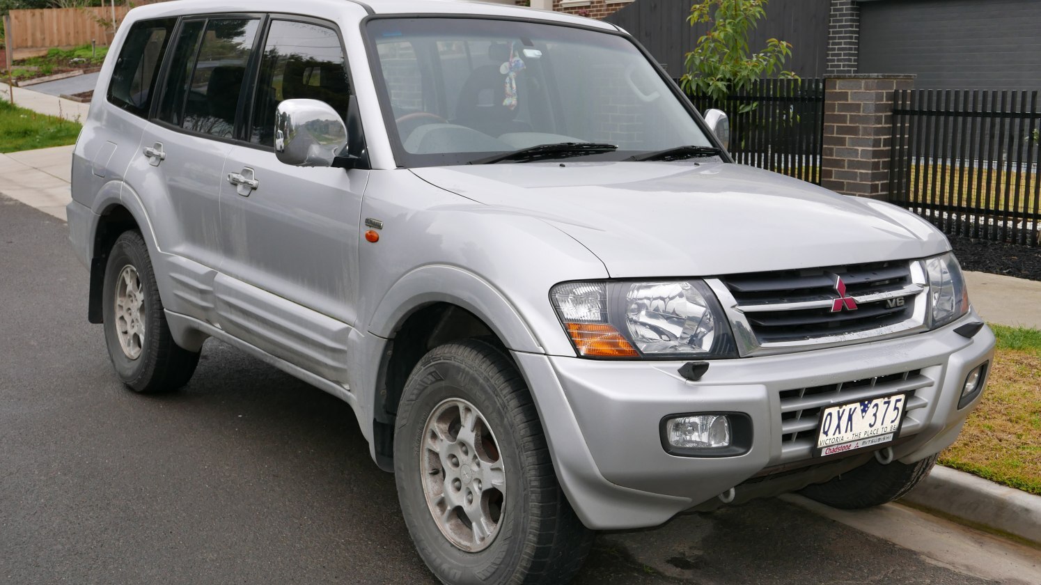 Mitsubishi Pajero 2000 SUV 165 Hp Features And Specs