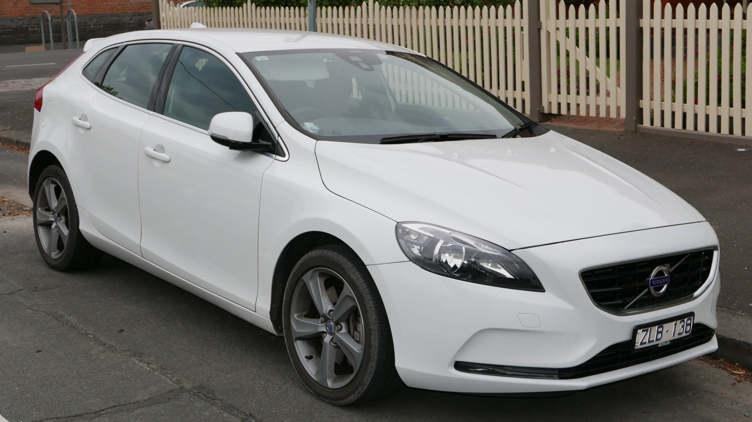 Volvo V40 2015 Hatchback 152 Hp Features And Specs [2024]