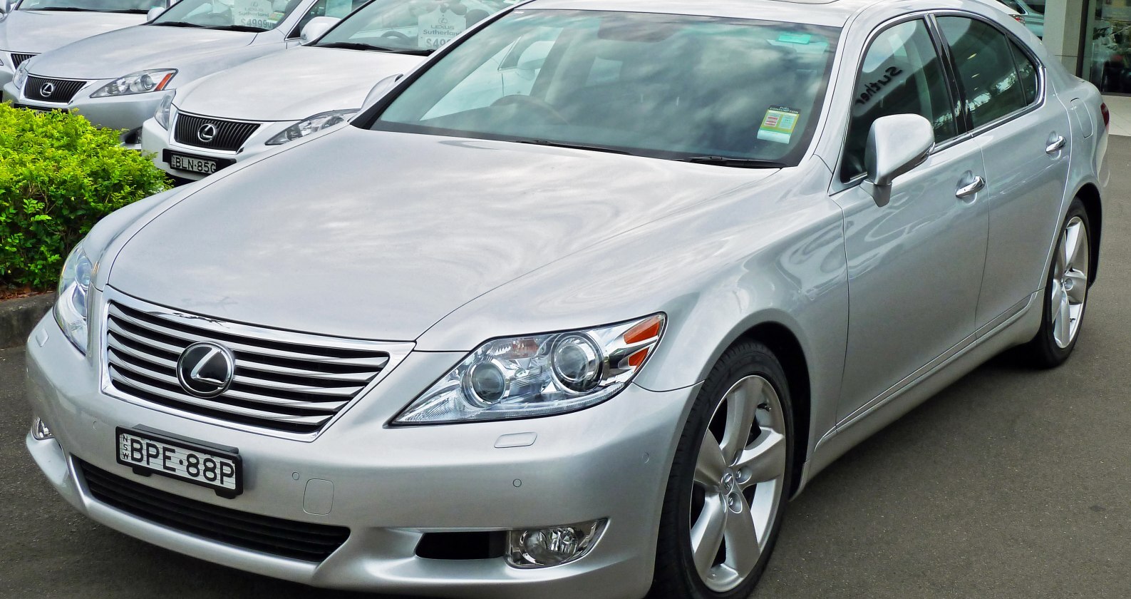 Lexus LS 2009 Sedan 381 Hp Features And Specs [2024]