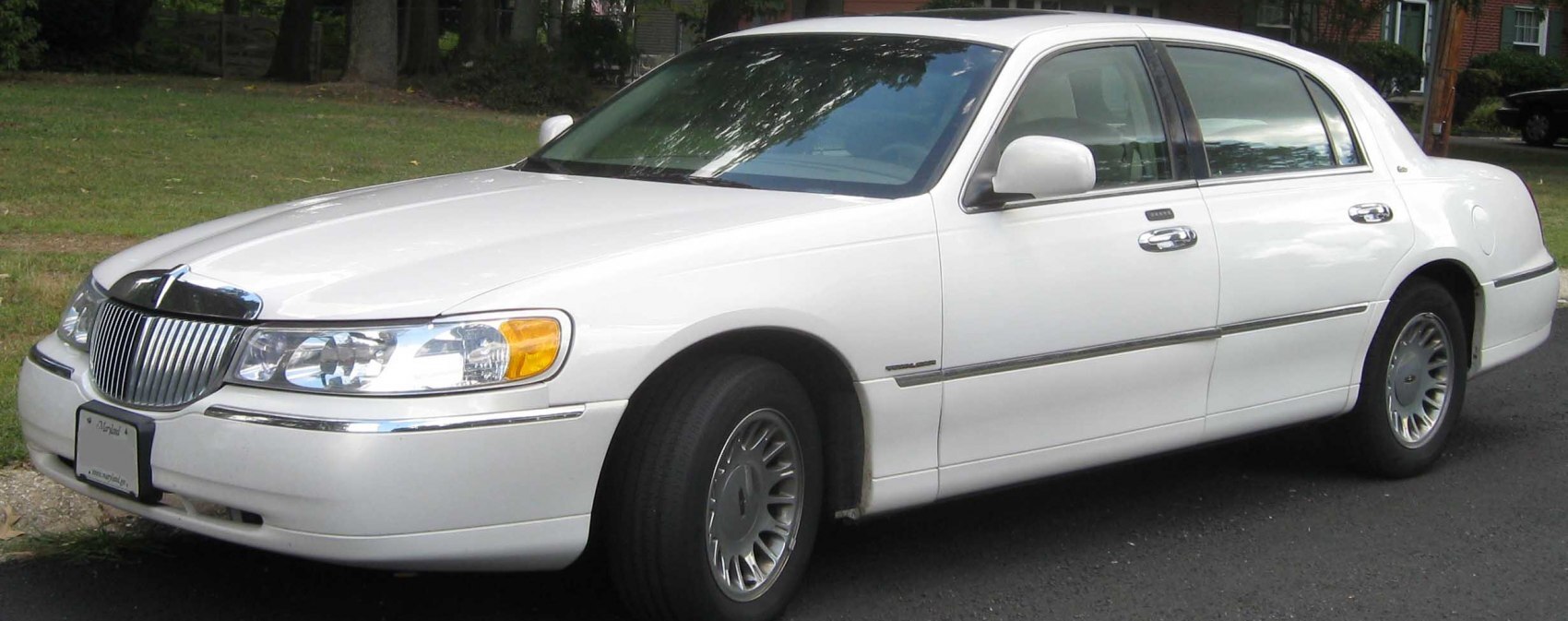 Lincoln Town Car 2001 Sedan 238 Hp Features And Specs [2024]