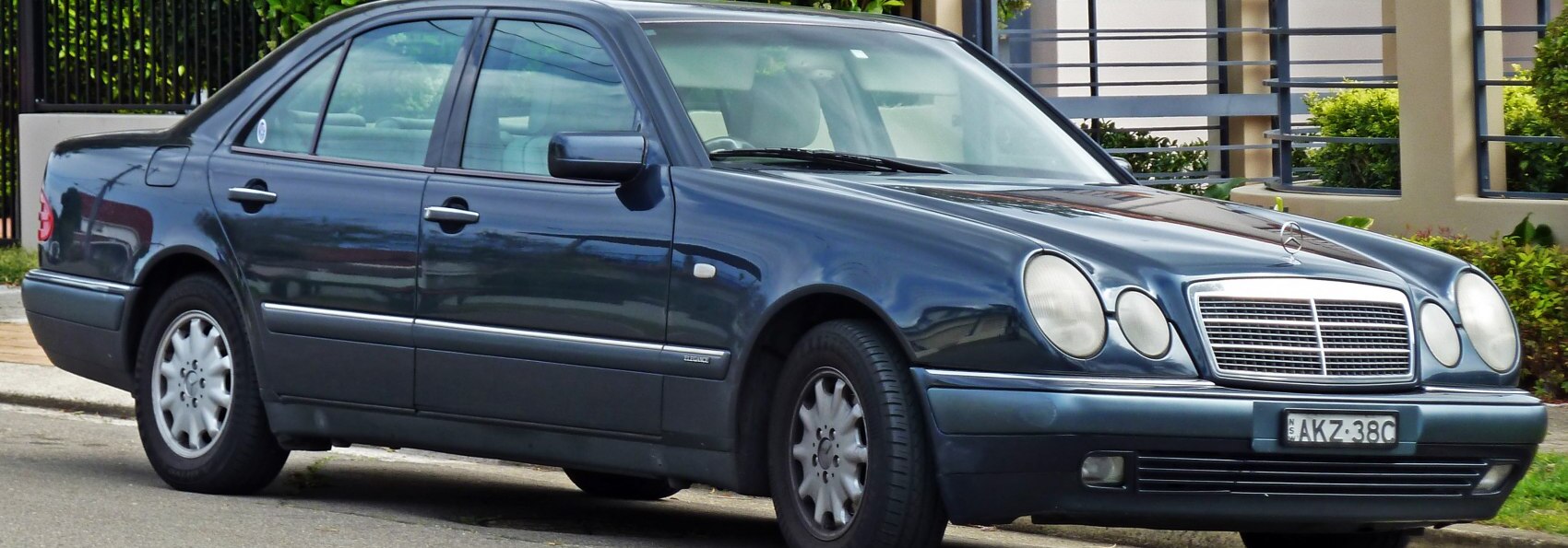 Mercedes-Benz E-class 1996 Sedan 150 Hp Features And Specs