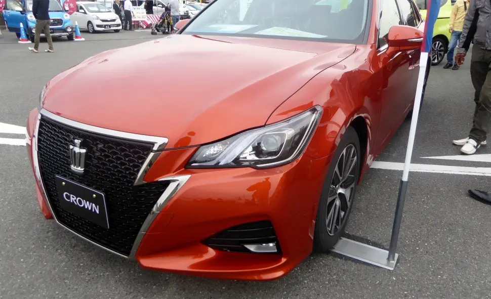 Toyota Crown 2016 Sedan 235 Hp Features And Specs