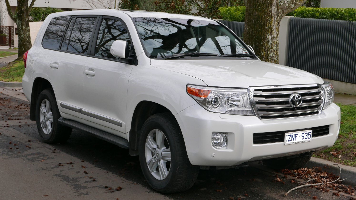 Toyota Land Cruiser 2013 SUV 318 Hp Features And Specs [2024]