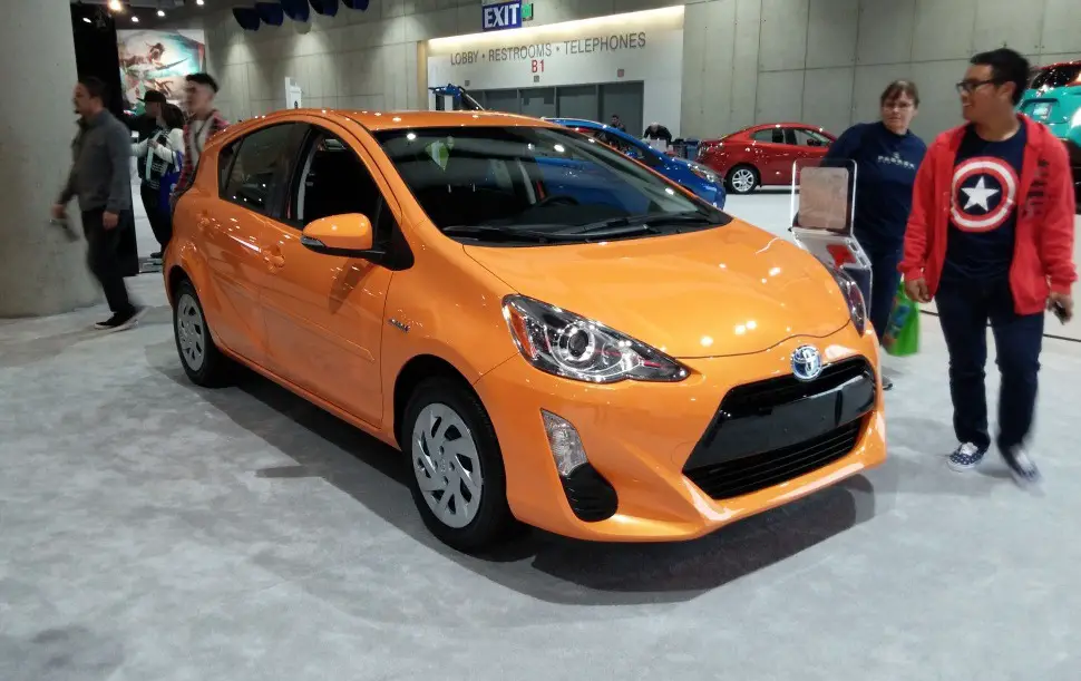 Toyota Prius 2017 Hatchback 101 Hp Features And Specs [2024]